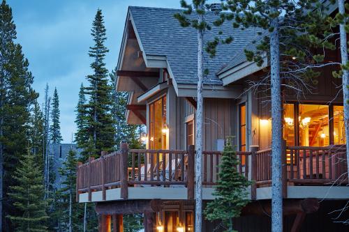 Yellowstone Vacation Rentals, Cabin Rentals | Vacasa